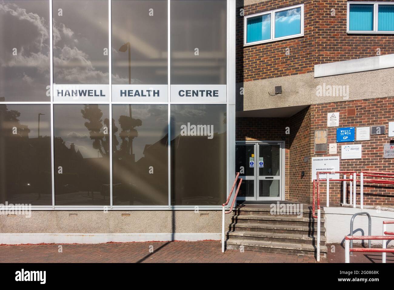 Gp surgery exterior uk hi-res stock photography and images - Alamy