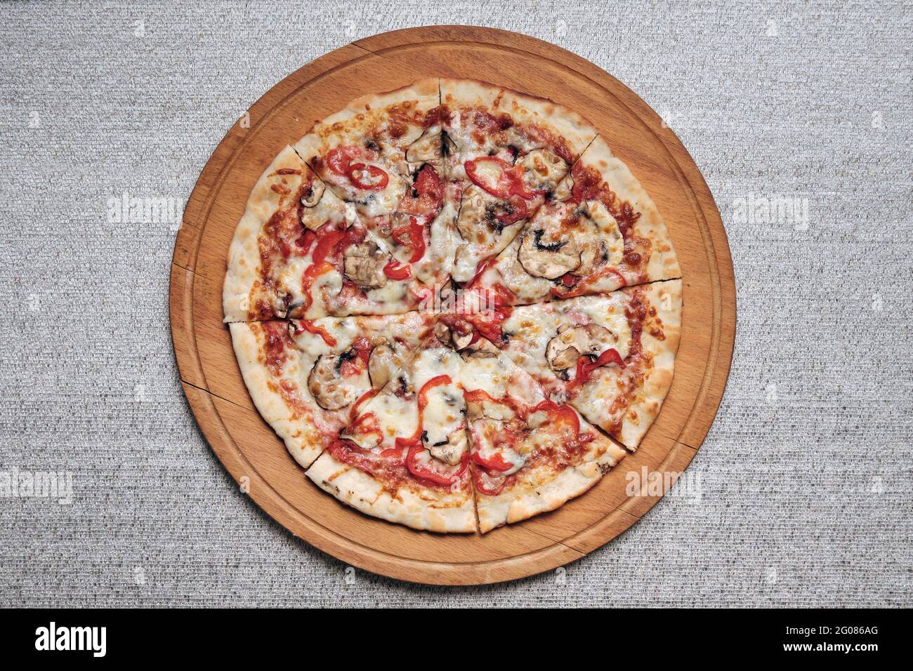 Pizza plank hi-res stock photography and images - Alamy