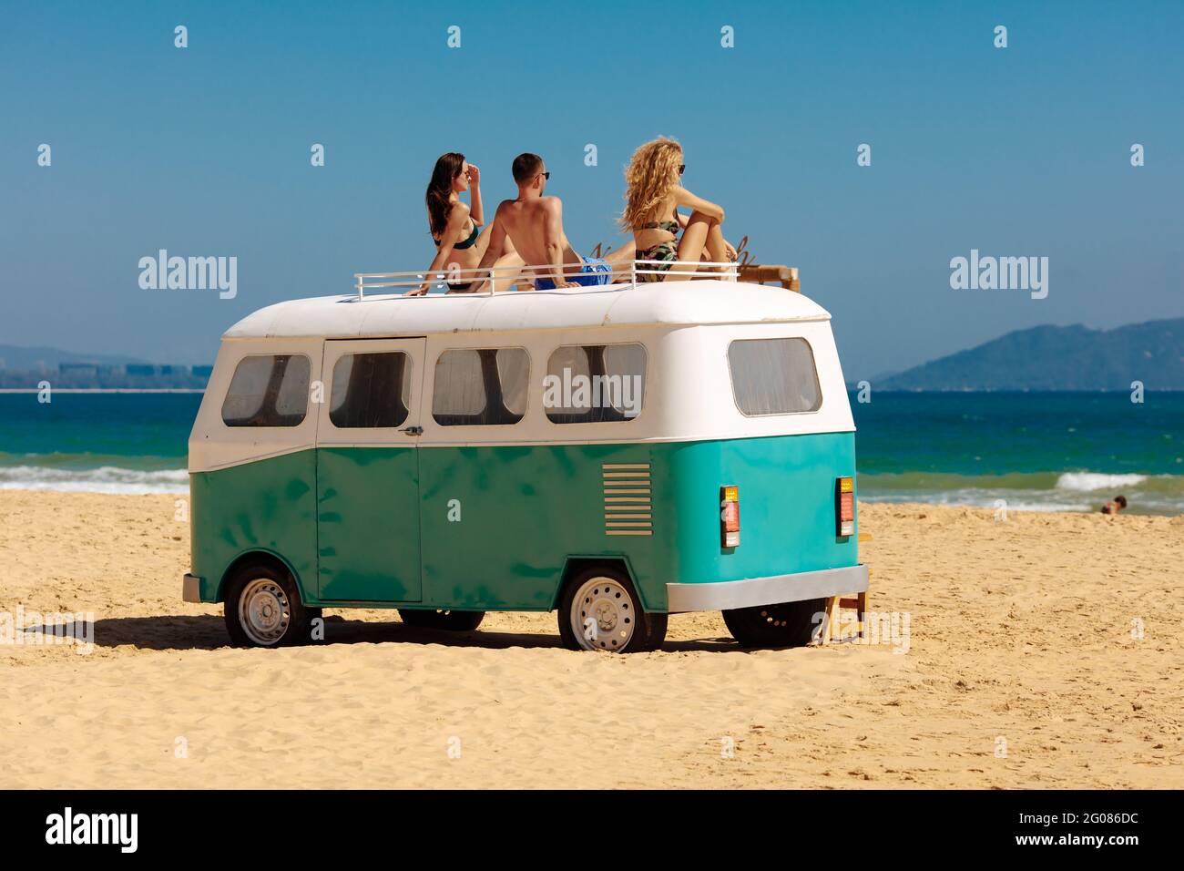 Back view man woman travelers hi-res stock photography and images - Alamy