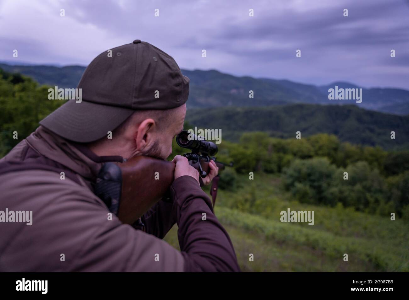 Crouching hunter aiming rifle hi-res stock photography and images - Alamy