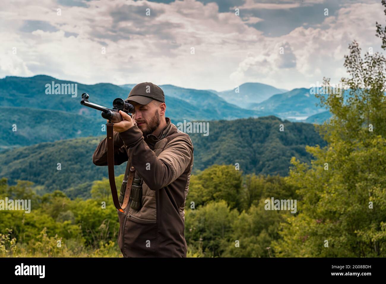 Hunter rifle mountain hi-res stock photography and images - Alamy