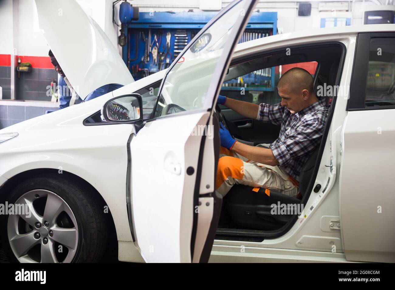 Auto mechanic sitting in hi-res stock photography and images - Alamy