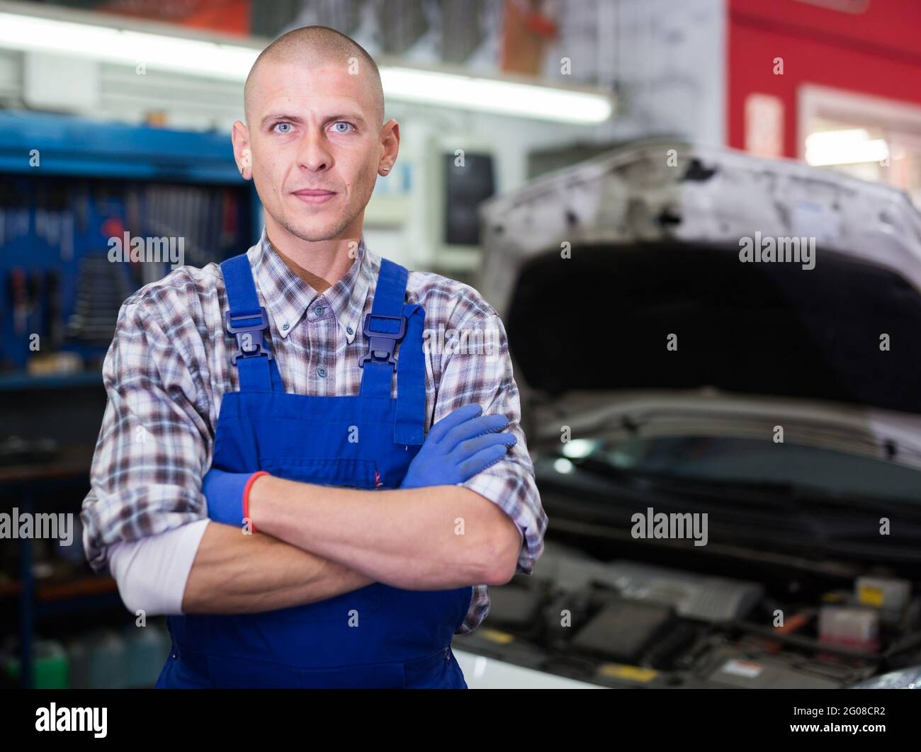 Professional auto mechanic posing in workshop Stock Photo - Alamy