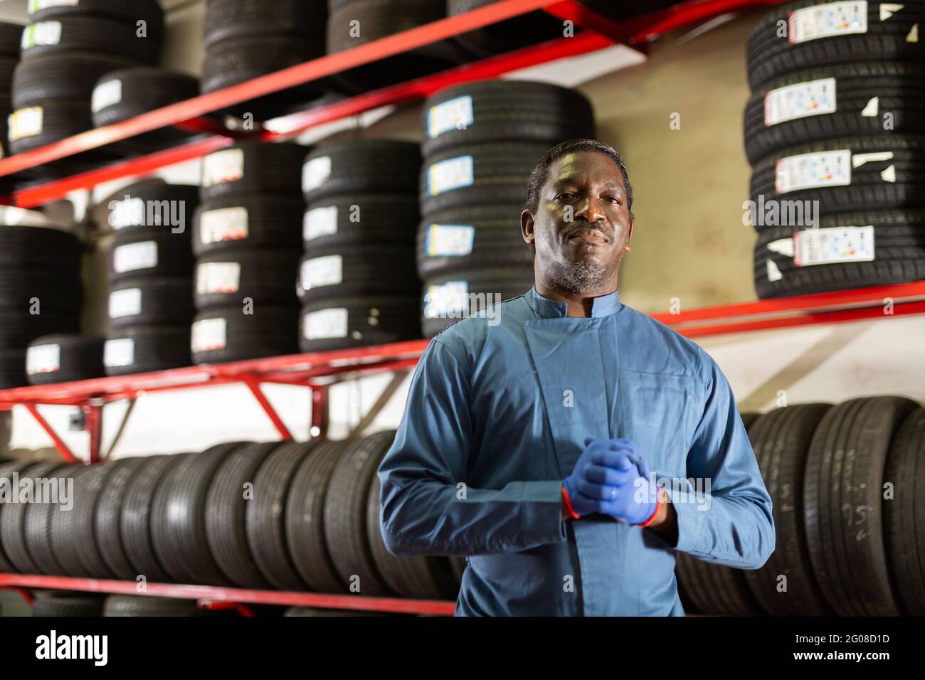 Portrait of african male mechanician posing in workshop Stock Photo - Alamy