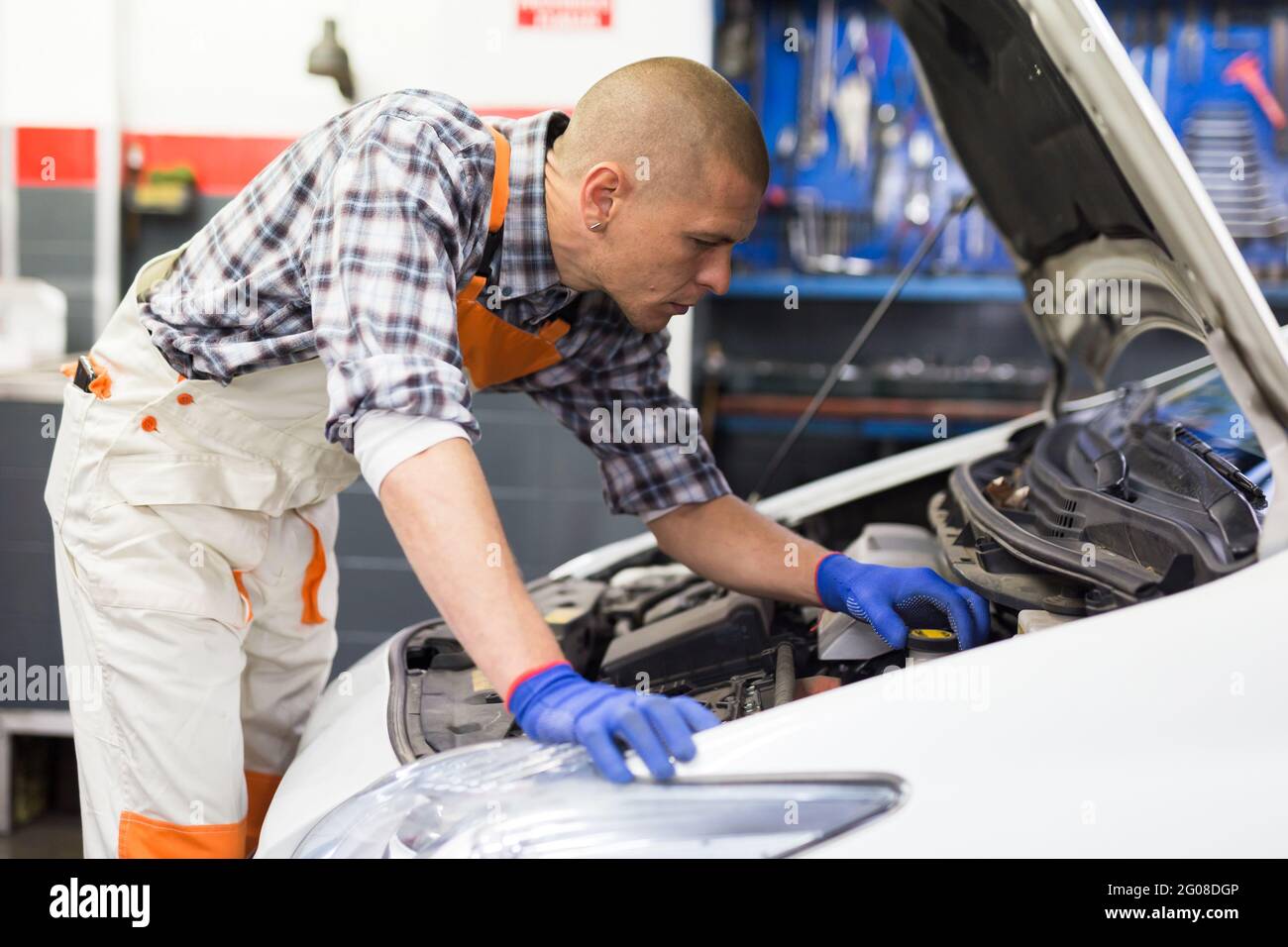 Car servis hi-res stock photography and images - Alamy