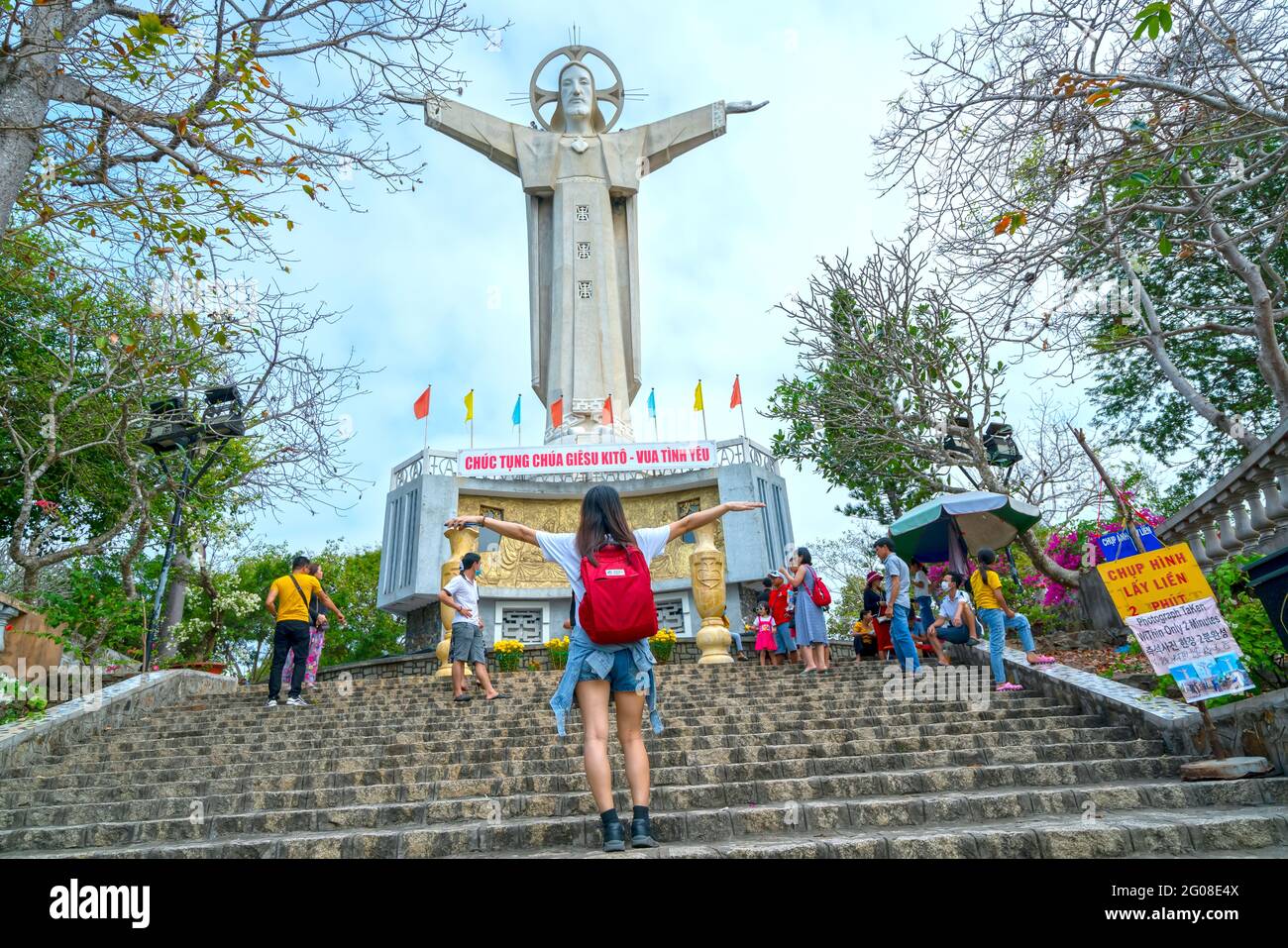 Statue of Jesus Christ standing on Tao Phung mountain attracts pilgrims ...