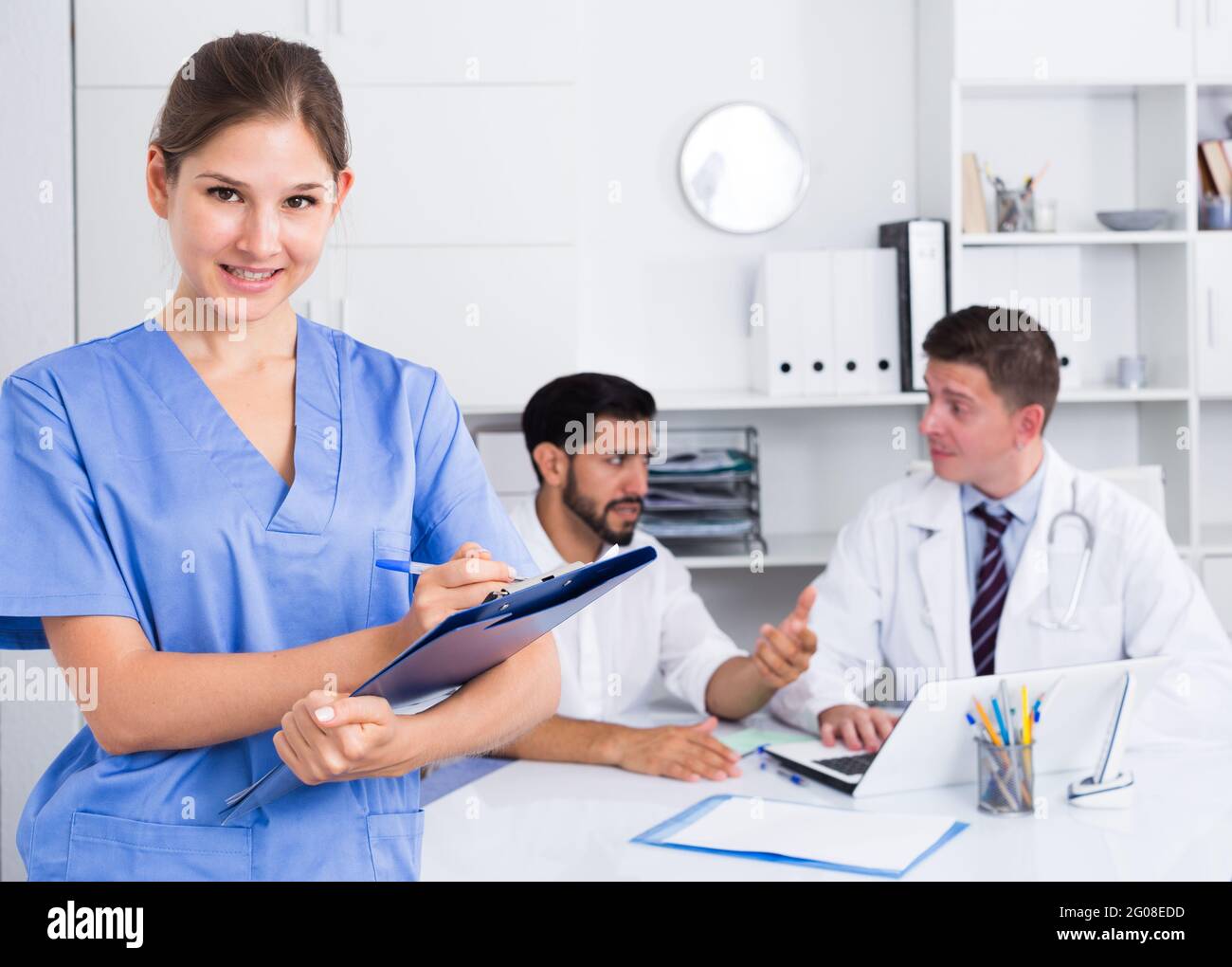 Female doctor writing notes on clipboard Stock Photo - Alamy