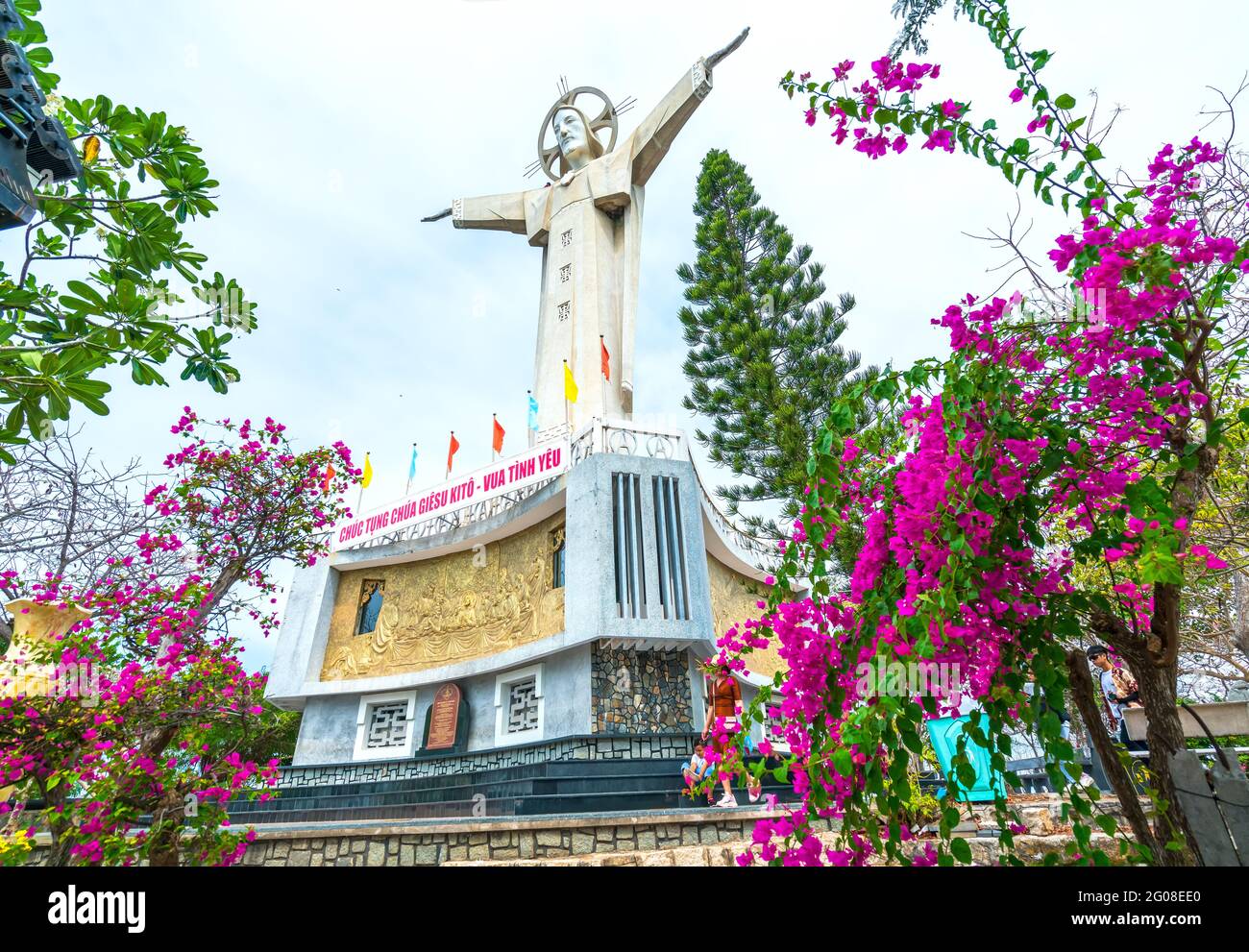 Statue of Jesus Christ standing on Tao Phung mountain attracts pilgrims ...