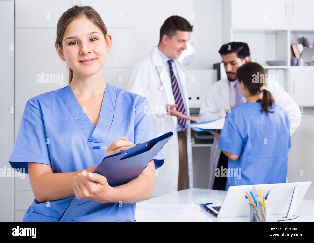 Female doctor writing notes on clipboard Stock Photo - Alamy