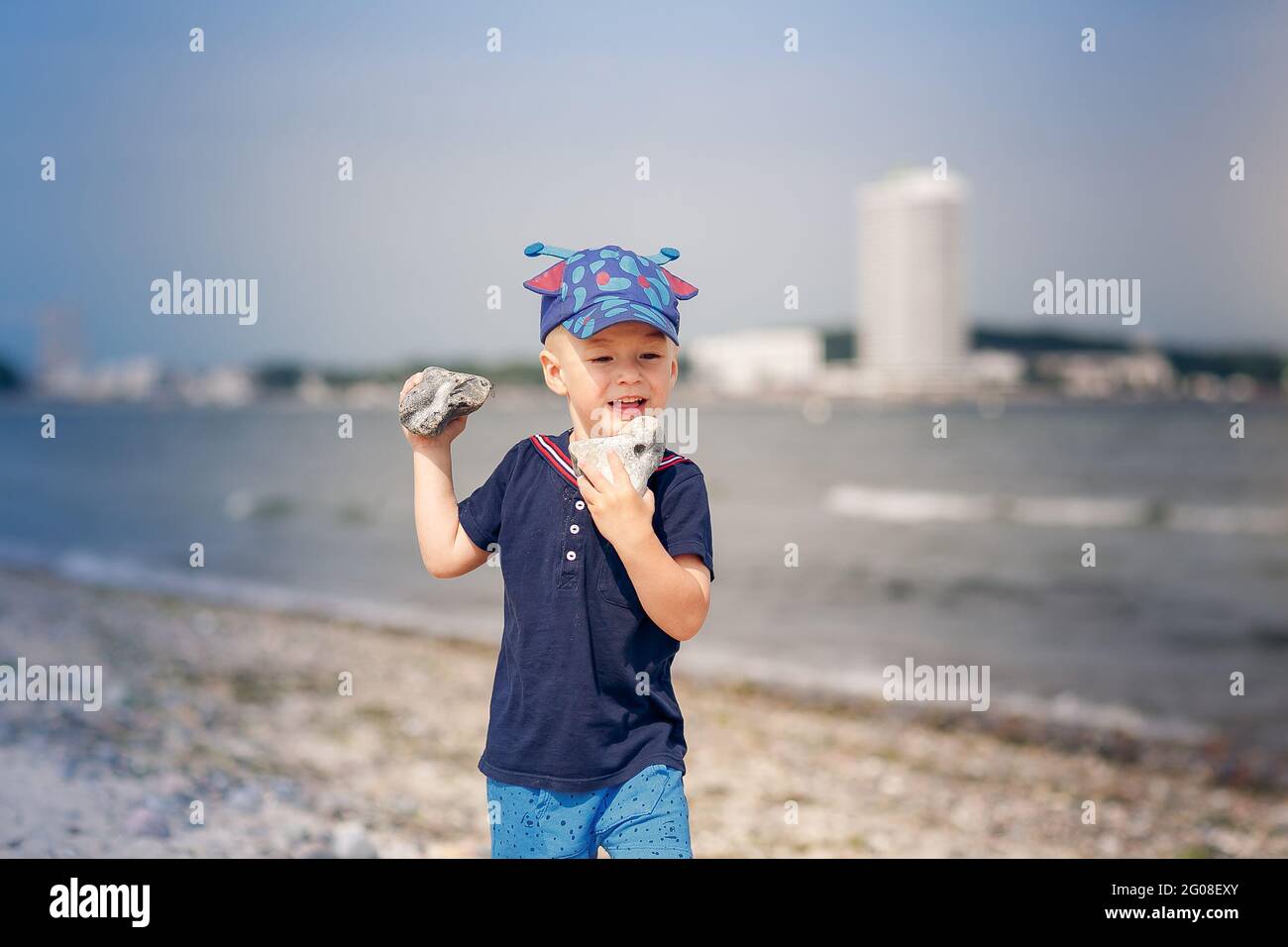 Hand holding pebbles hi-res stock photography and images - Alamy