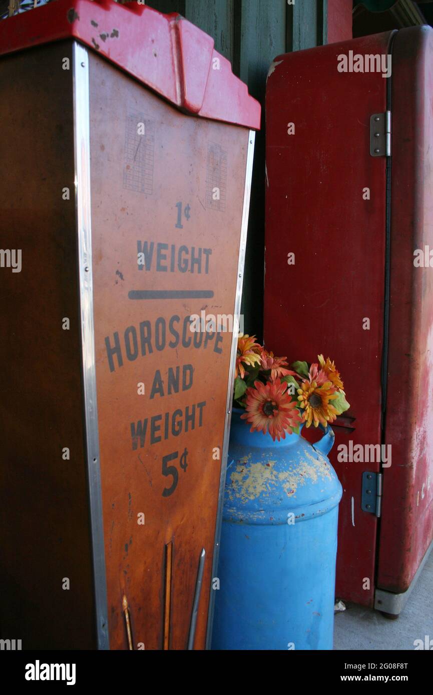 Antique vending machines hi-res stock photography and images - Alamy