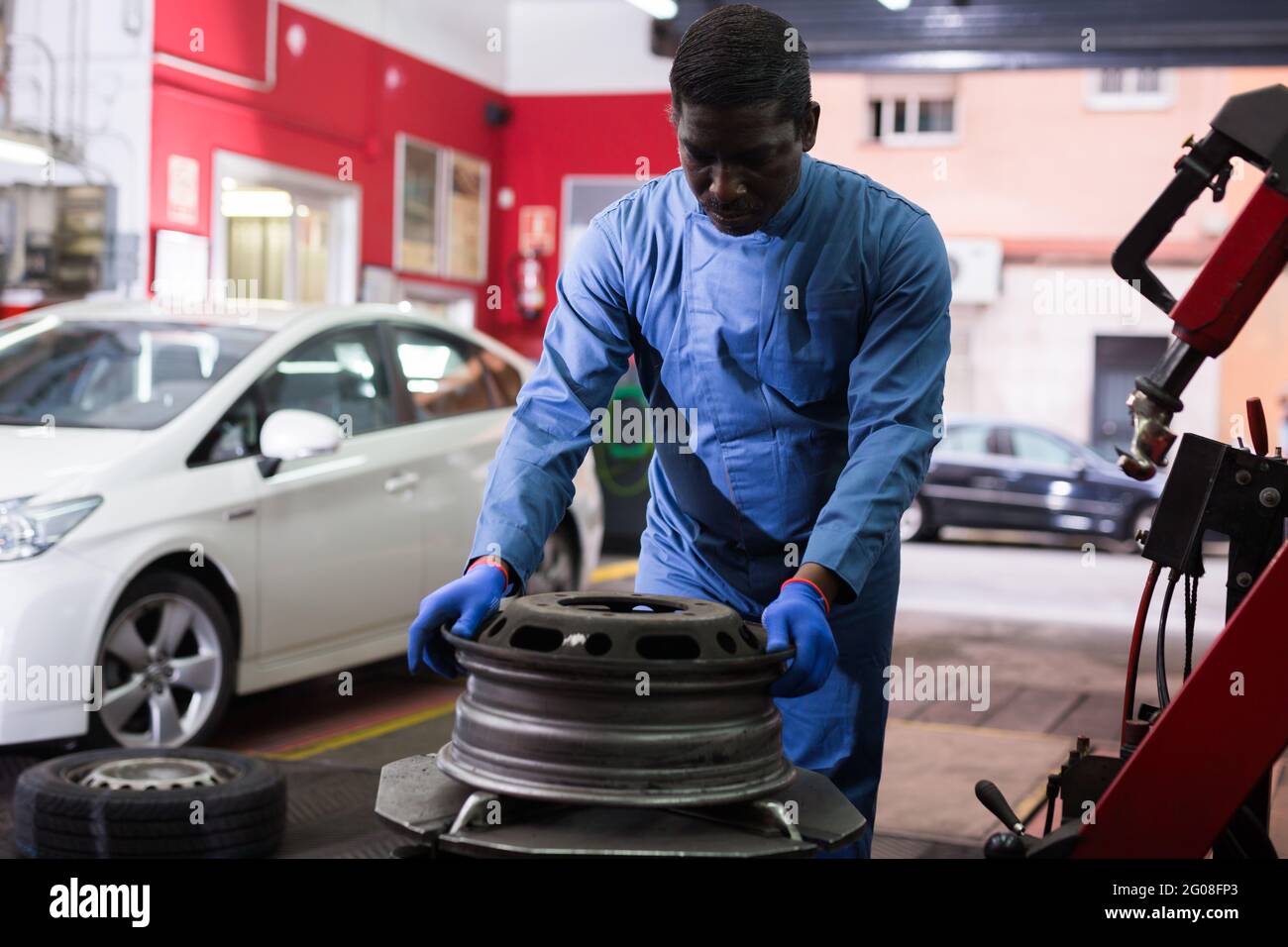 Tyre fitting machine hi-res stock photography and images - Alamy