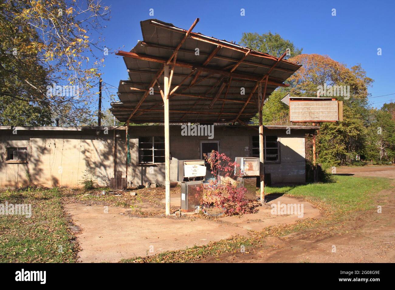 Abandoned Gas Station rural East Texas Stock Photo - Alamy