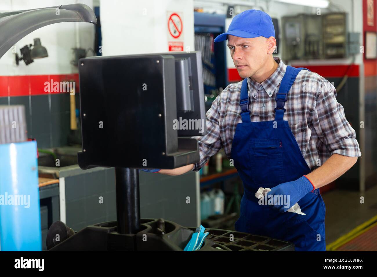 Mechanic balancing wheel with machine balancer at auto service Stock ...