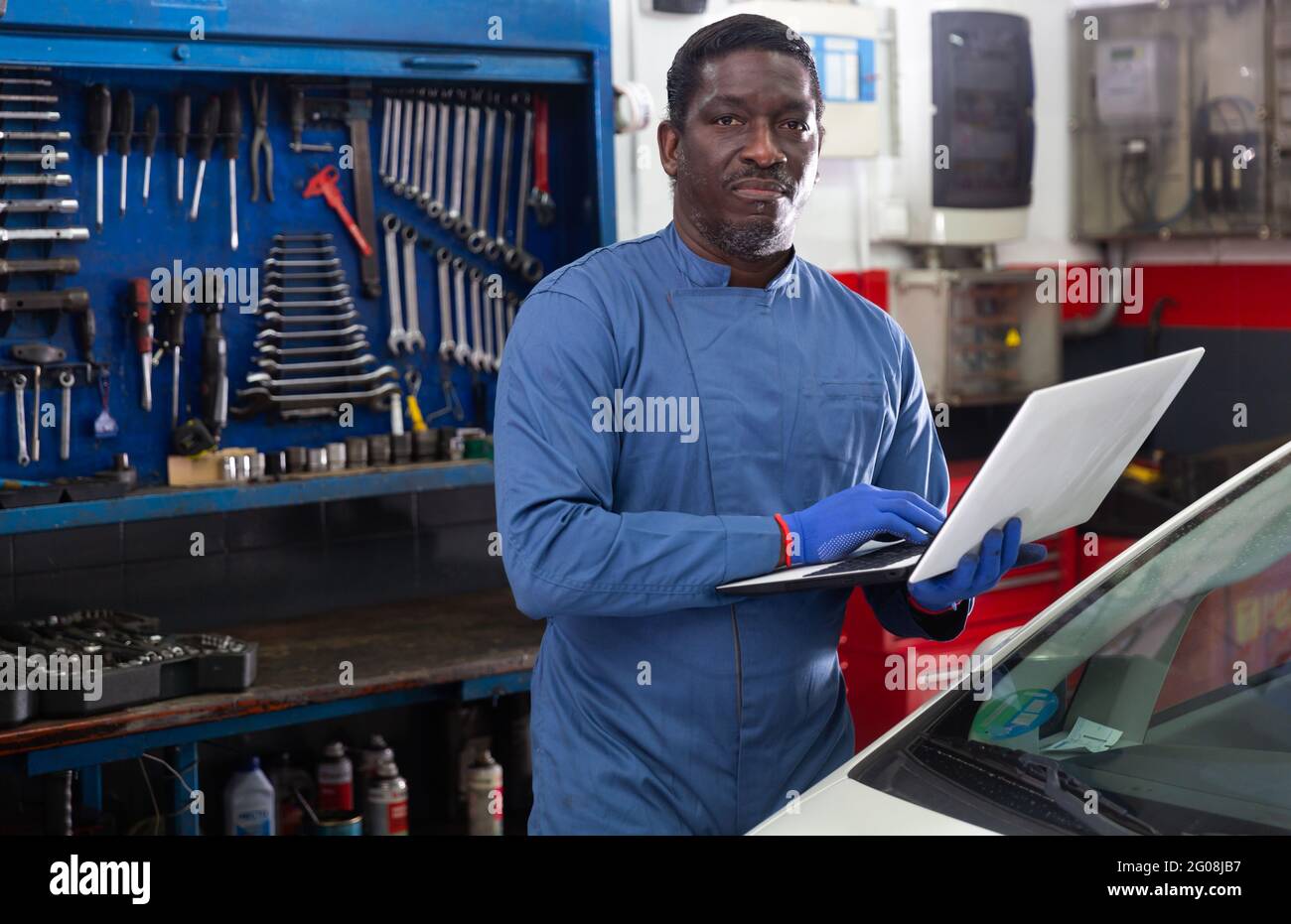 Car mechanic looks hi-res stock photography and images - Alamy