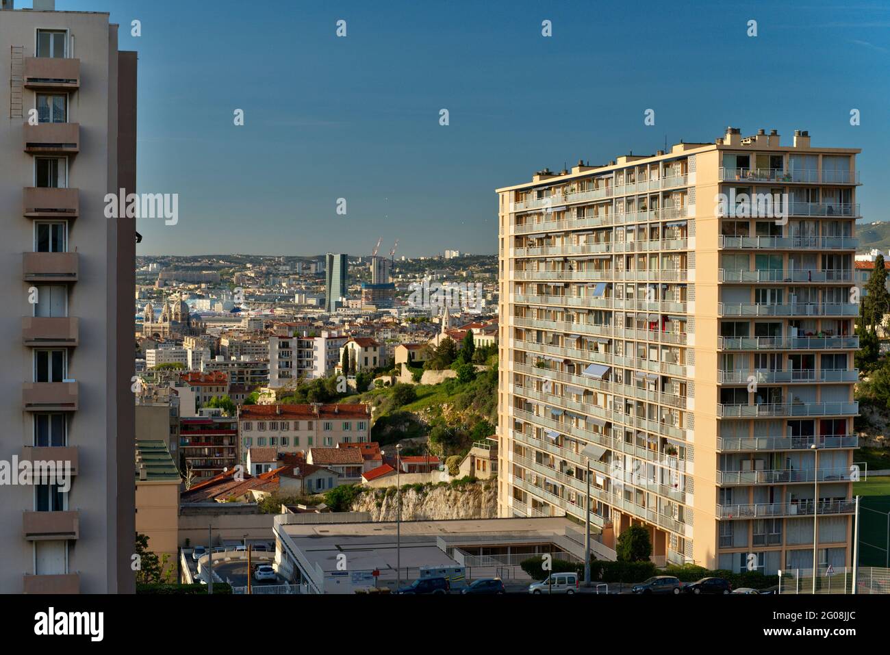 FRANCE, BOUCHE-DU-RHONE (13), APARTMENT BUILDING AND MARSEILLE SEEN ...