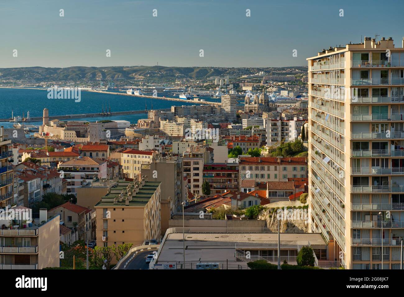 FRANCE, BOUCHE-DU-RHONE (13), APARTMENT BUILDING AND MARSEILLE SEEN ...