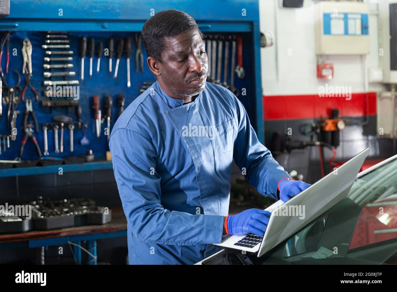 African mechanic man using hi-res stock photography and images - Alamy