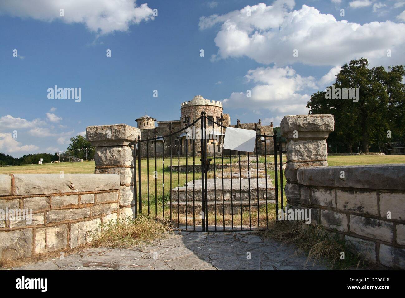 Abandoned castle hi-res stock photography and images - Alamy