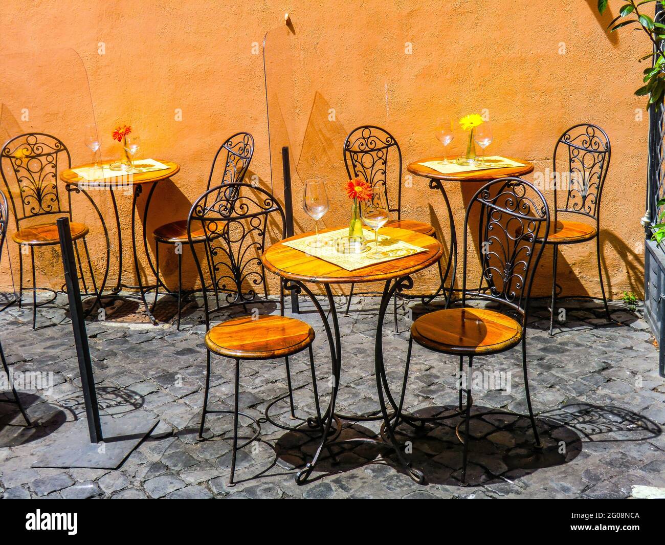 Restaurant tables on street rome hi-res stock photography and images ...