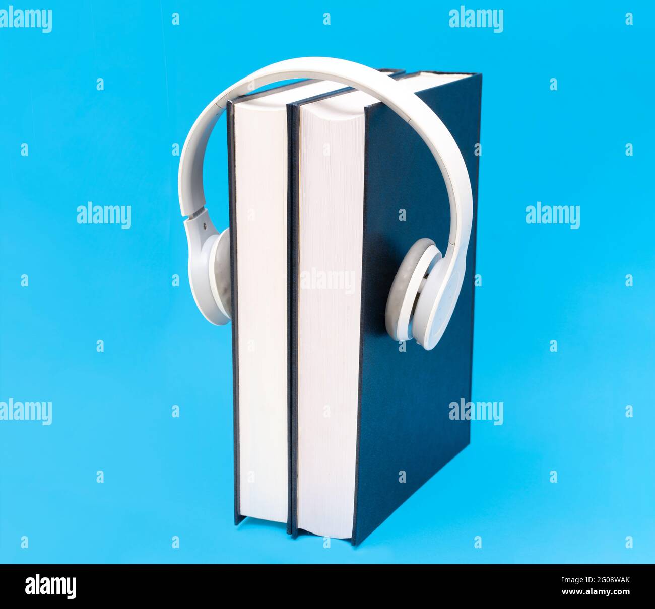 Modern headphones book hi-res stock photography and images - Alamy