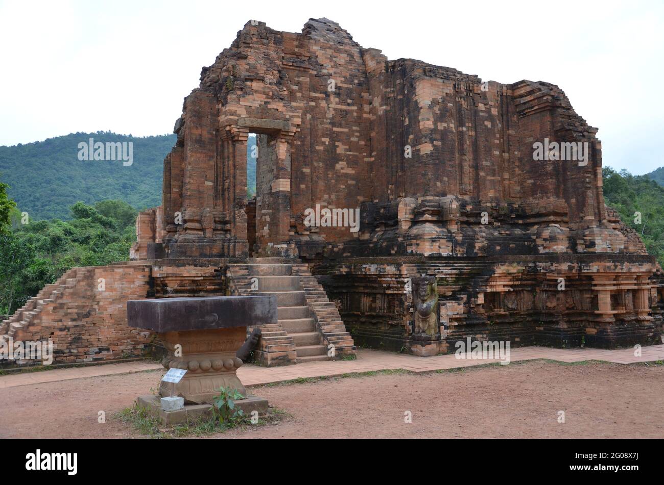 Vietnamese temple statues hi-res stock photography and images - Alamy