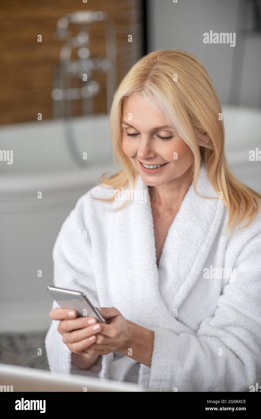 Woman texting in bath hi-res stock photography and images - Alamy
