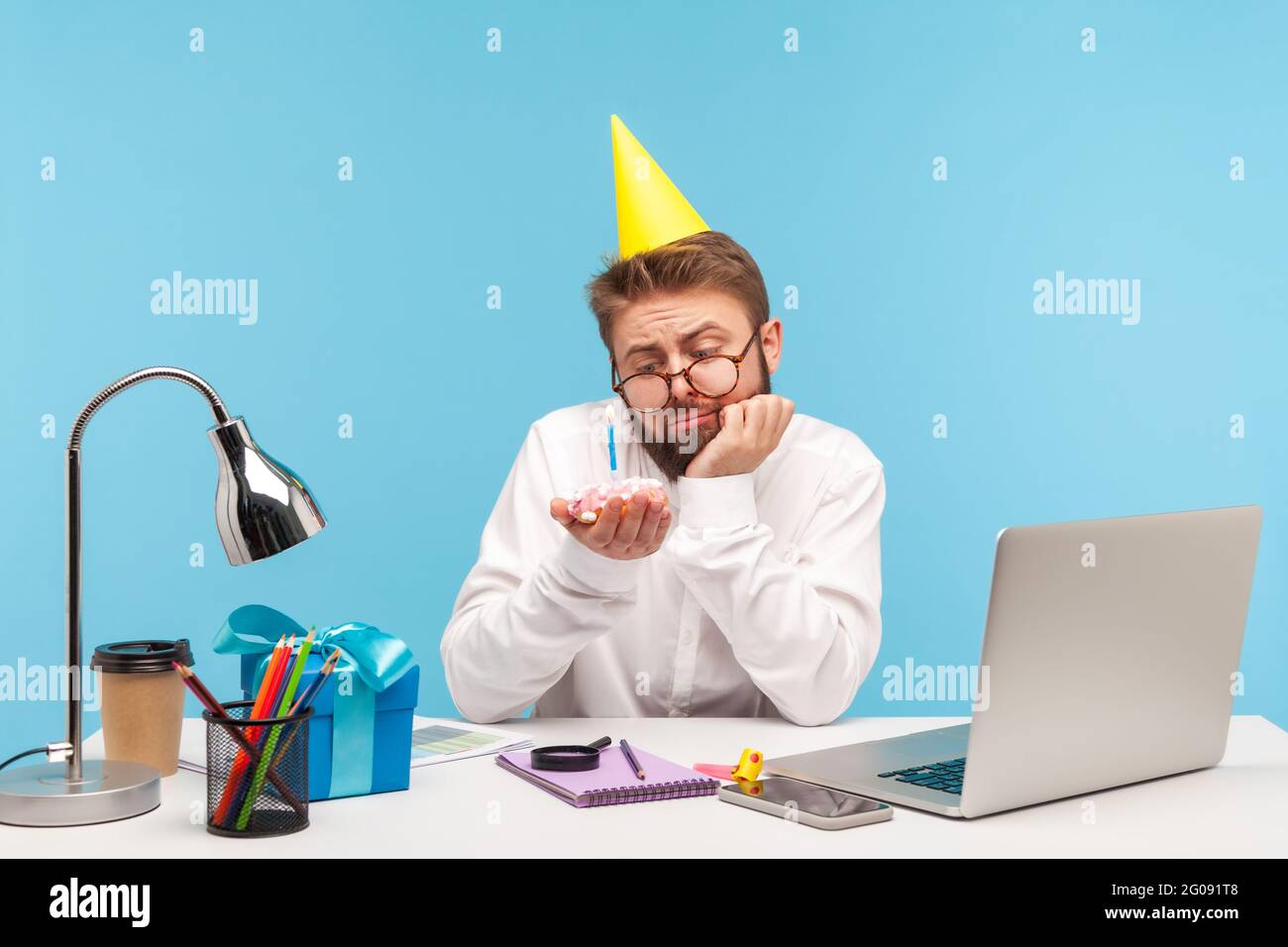 Lonely man at party hi-res stock photography and images - Alamy