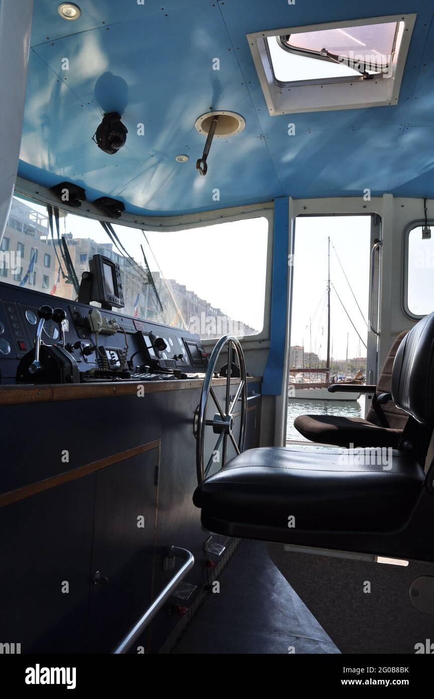 Cockpit of passenger cruiser Stock Photo - Alamy