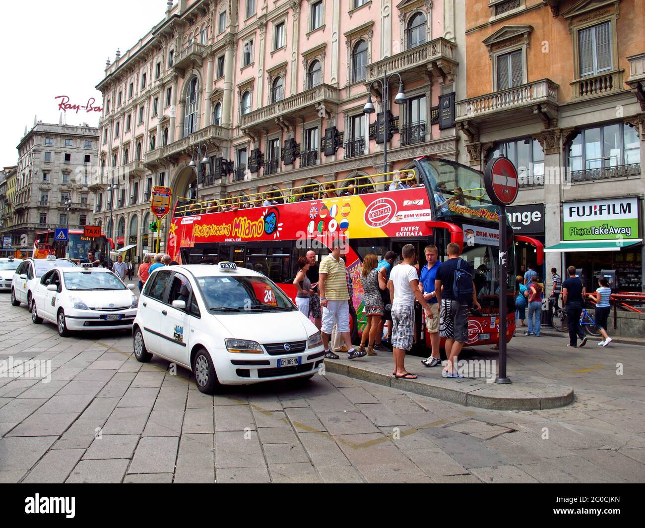 The street in Milan, Italy Stock Photo - Alamy