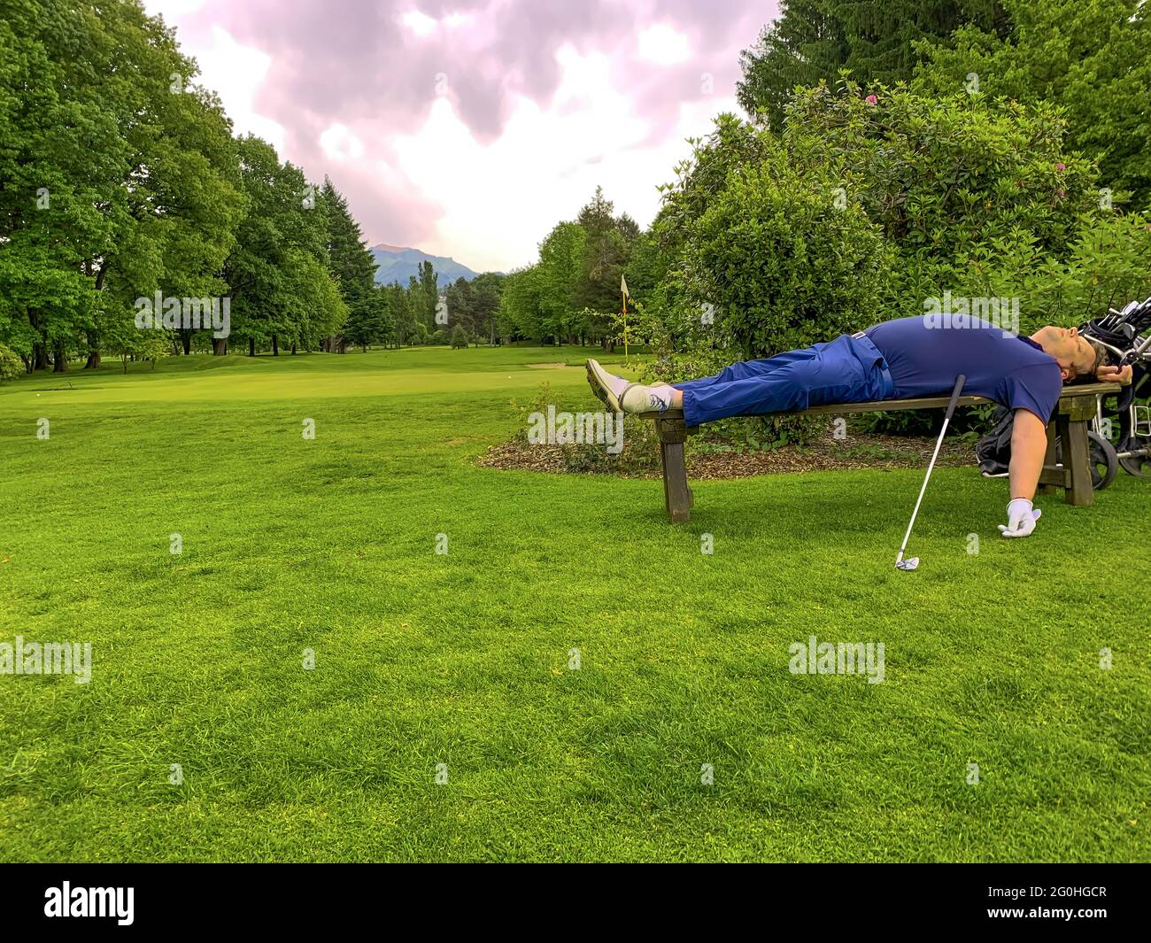 Golfer lying on putting green hi-res stock photography and images - Alamy