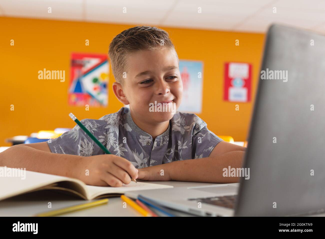 Boy sitting desk in classroom hi-res stock photography and images - Alamy