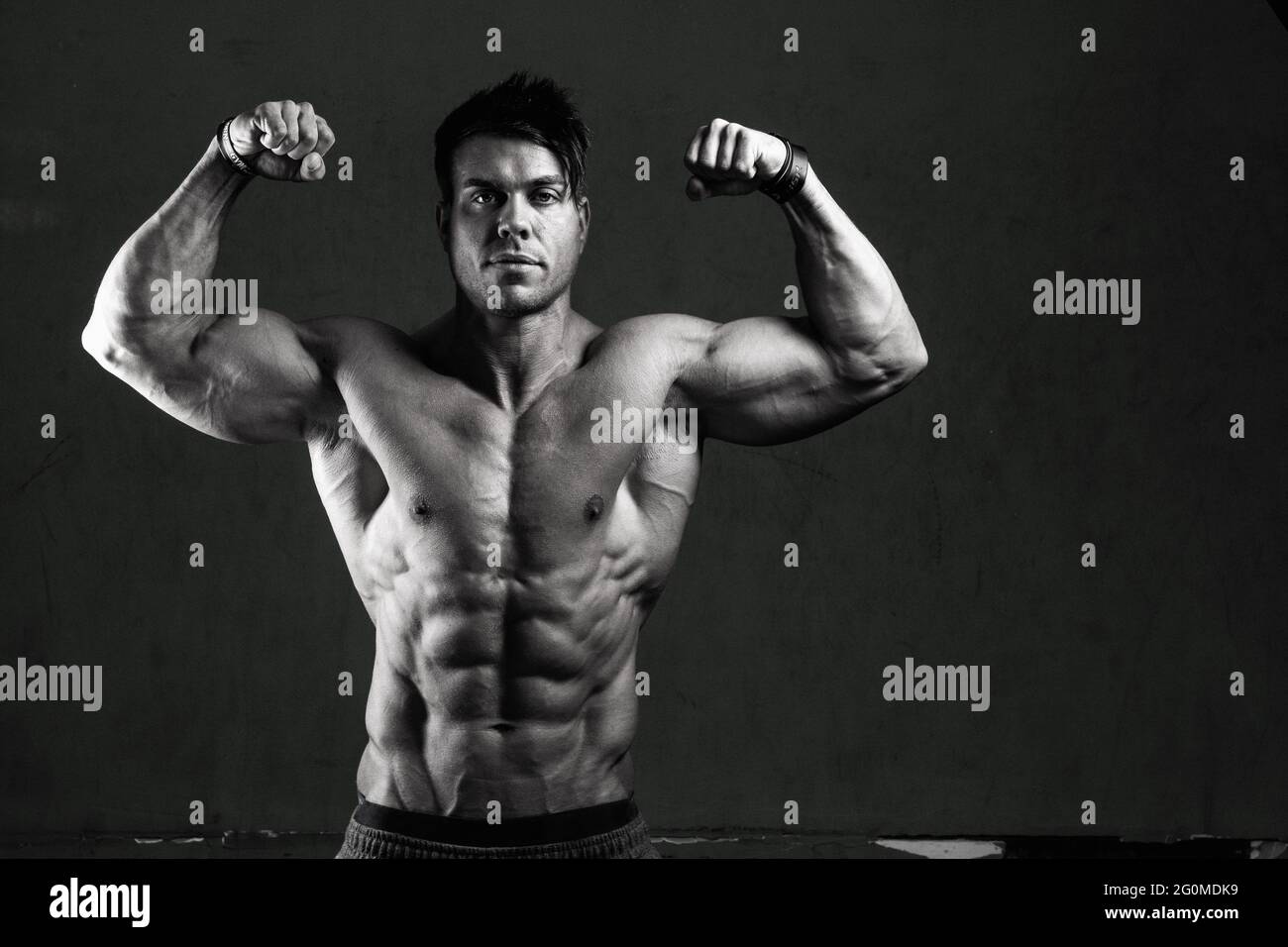 Grayscale portrait of a fit male bodybuilder posing Stock Photo - Alamy
