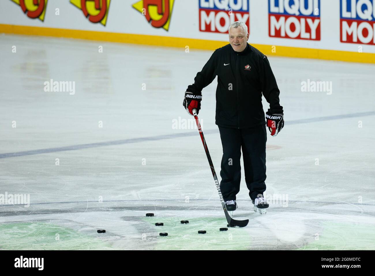 Olympic coach hockey team canada hi-res stock photography and images ...