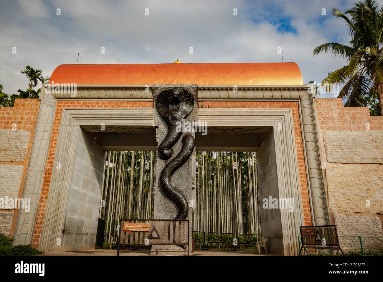 Dhyanlinga temple hi-res stock photography and images - Alamy