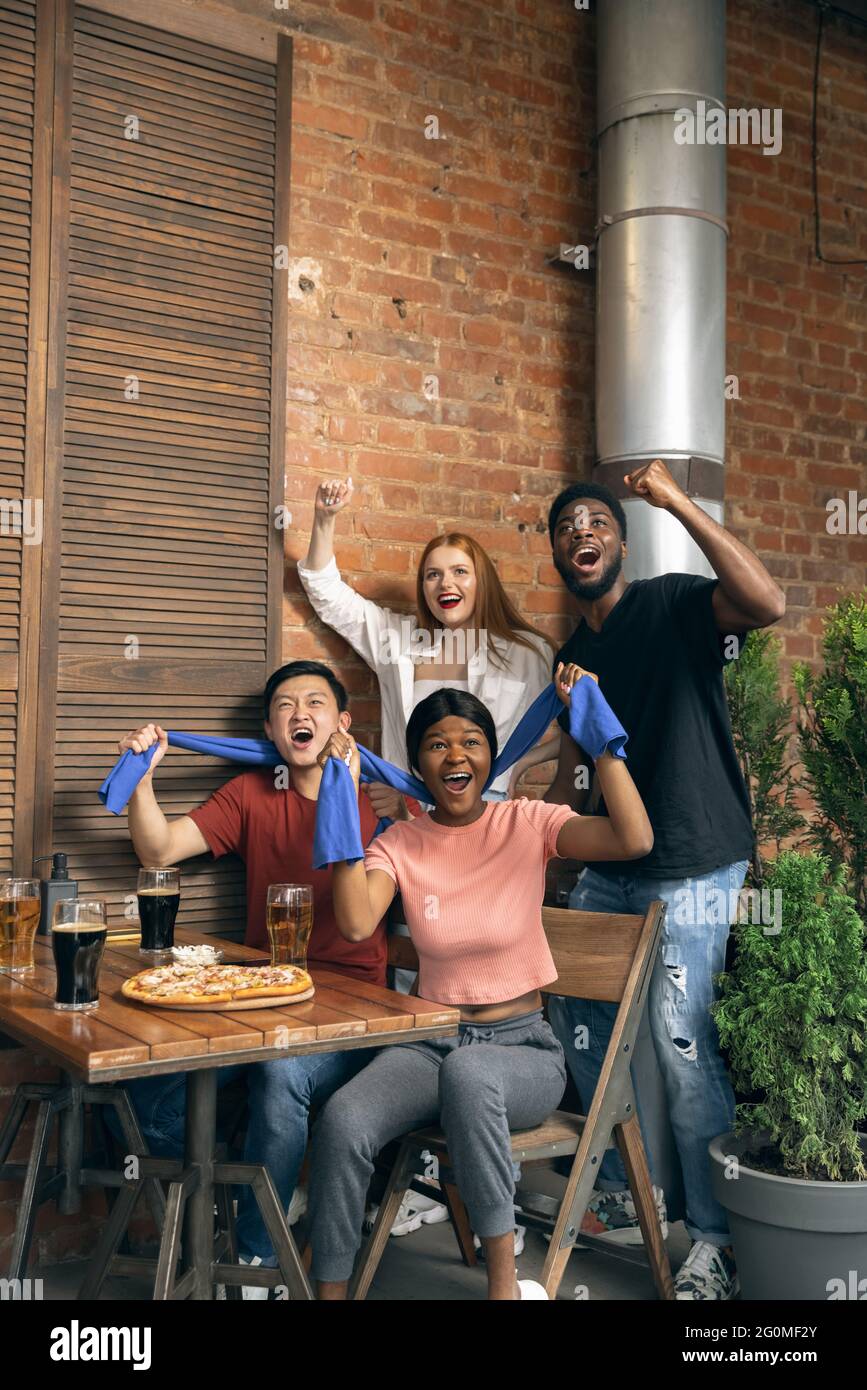 Young fans cheer baseball hi-res stock photography and images - Alamy