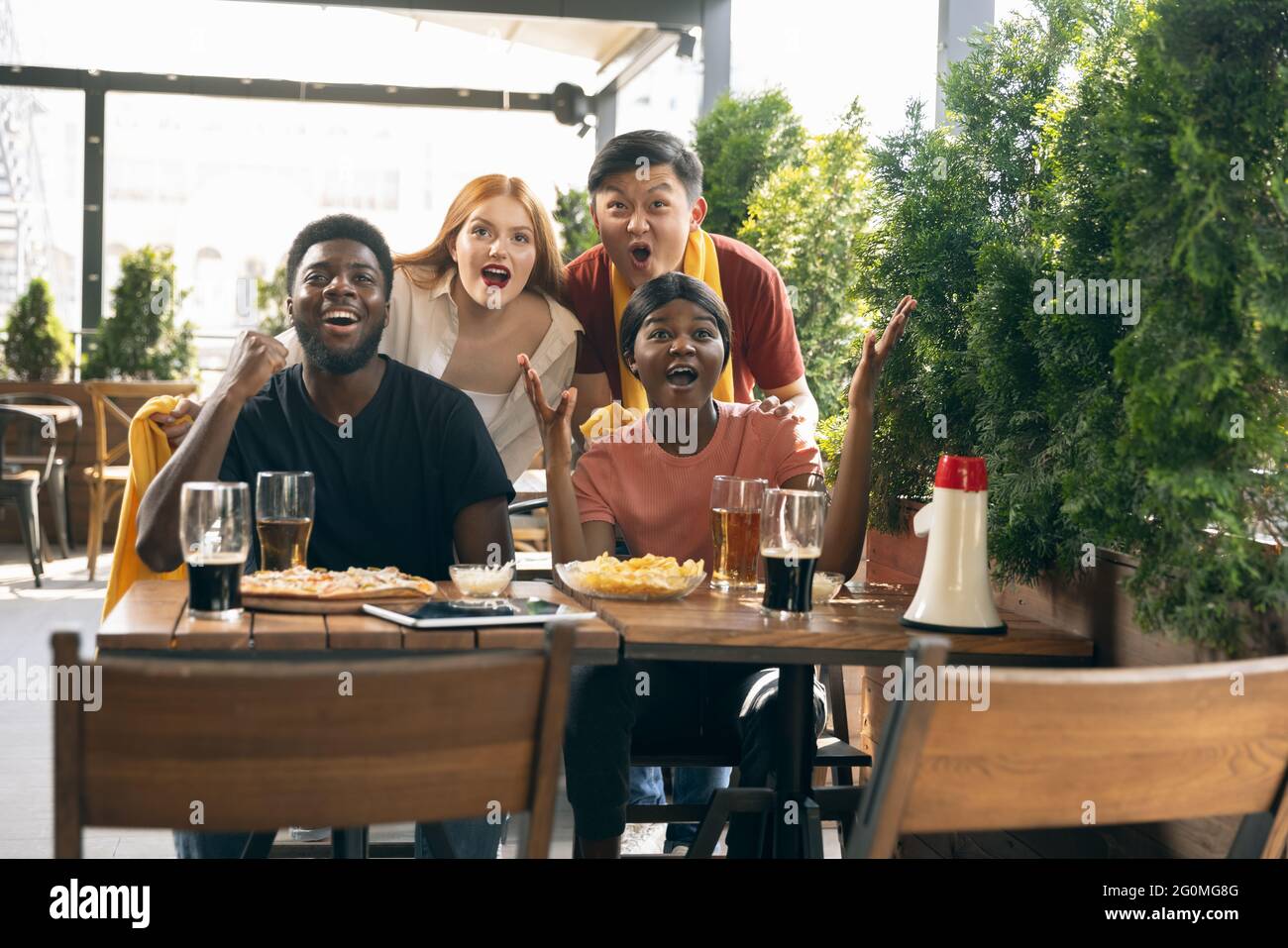 Young fans cheer baseball hi-res stock photography and images - Alamy