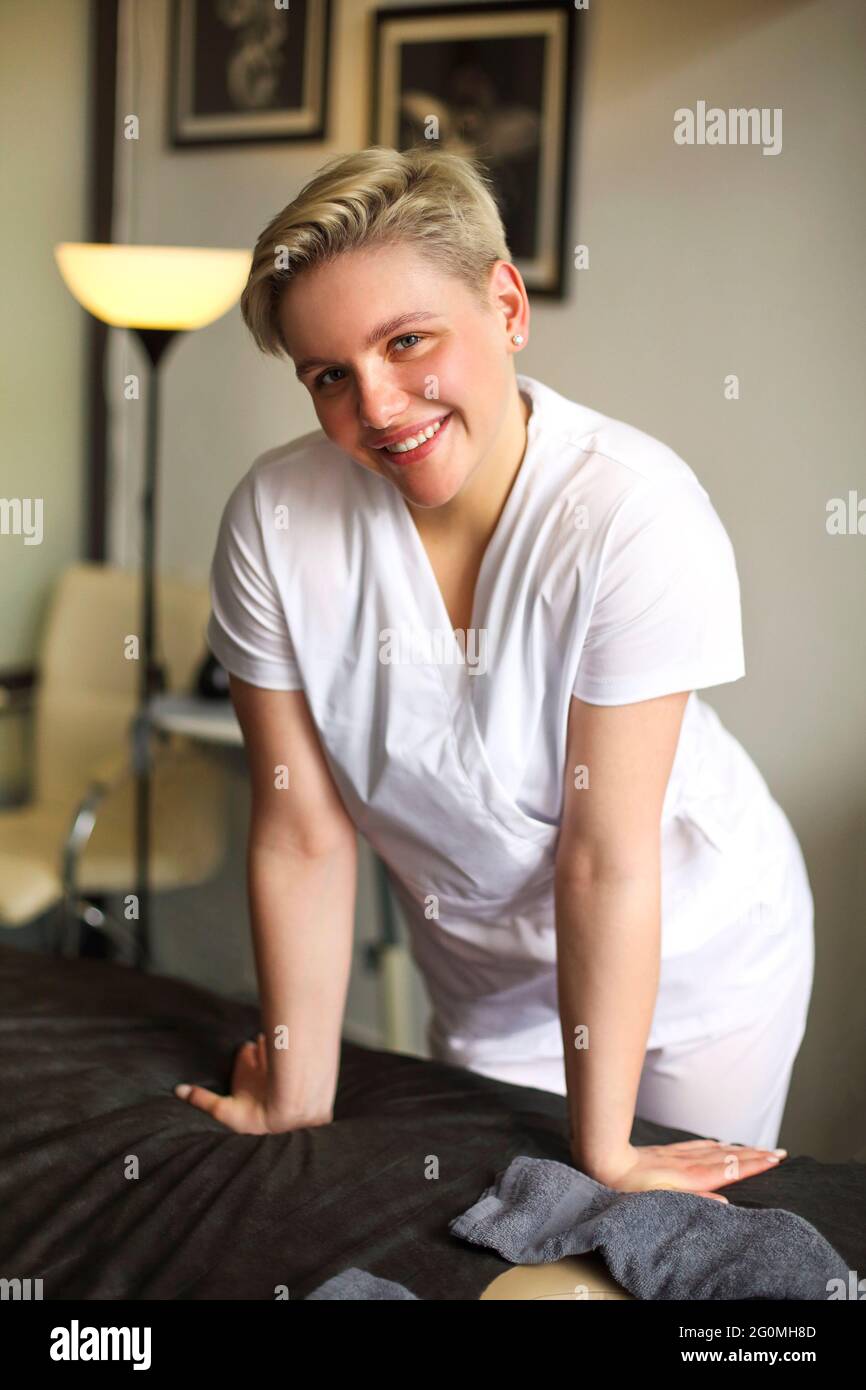 Masseuse uniform hi-res stock photography and images - Alamy