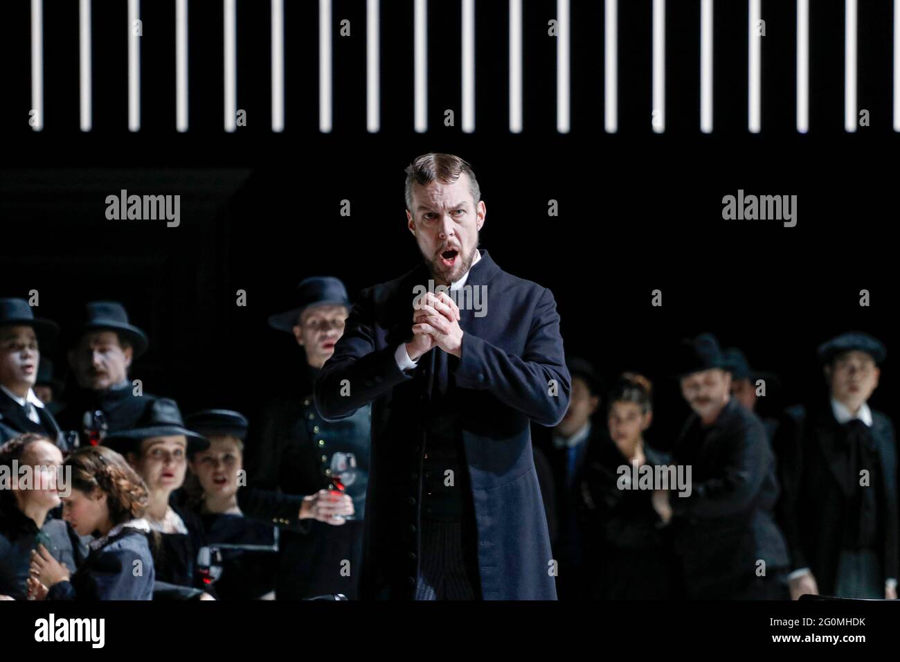 Georg Zeppenfeld als Raimondo in Gaetano Donizettis Oper "Lucia di ...