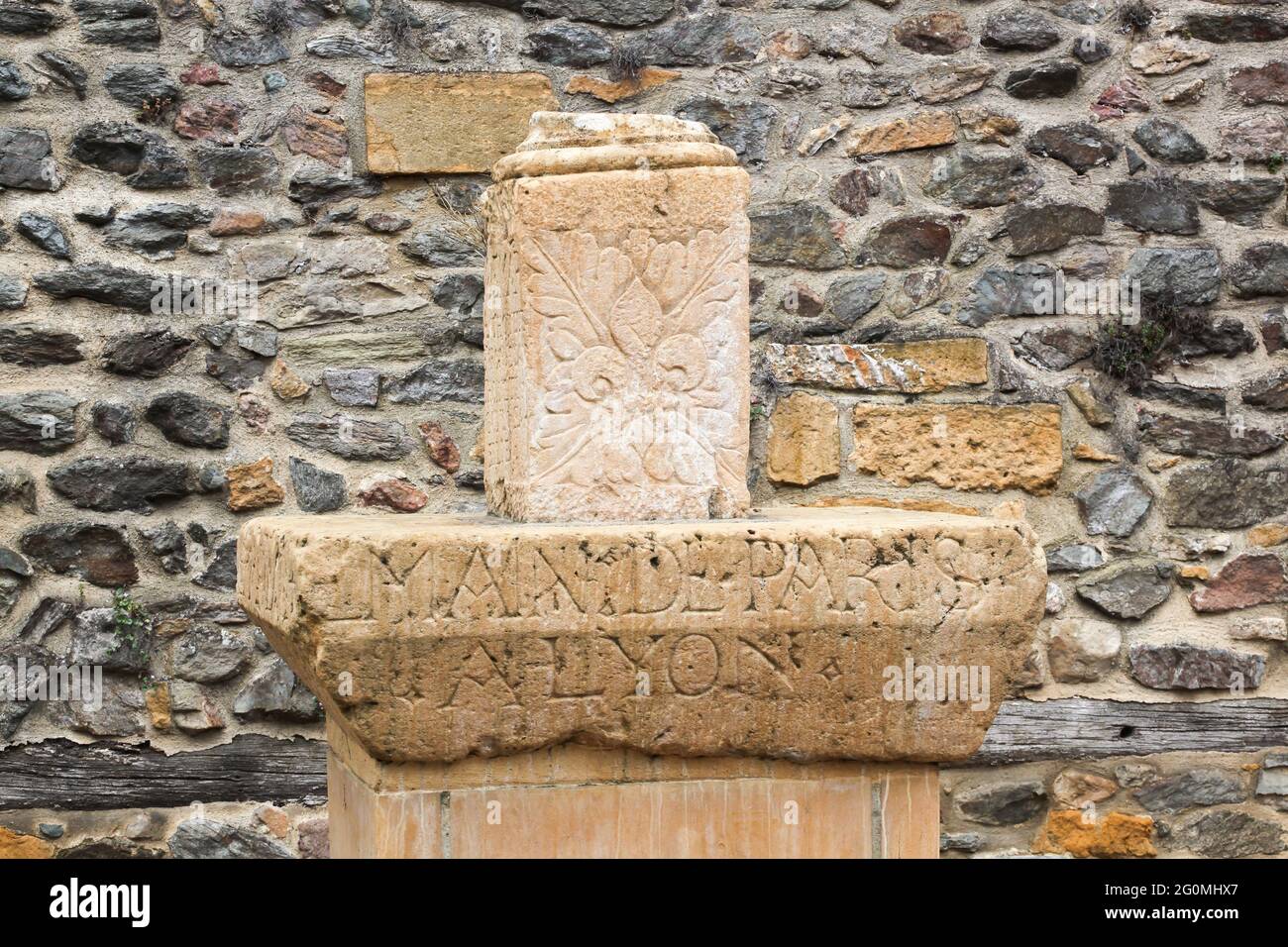 Milestone roadside distance marker hi-res stock photography and images ...