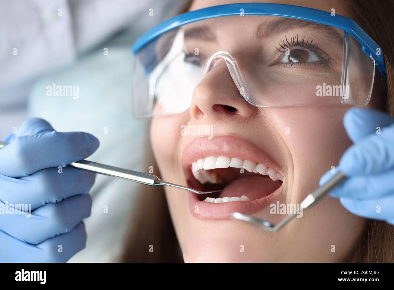 Dentist conducts medical examination of patient teeth Stock Photo - Alamy