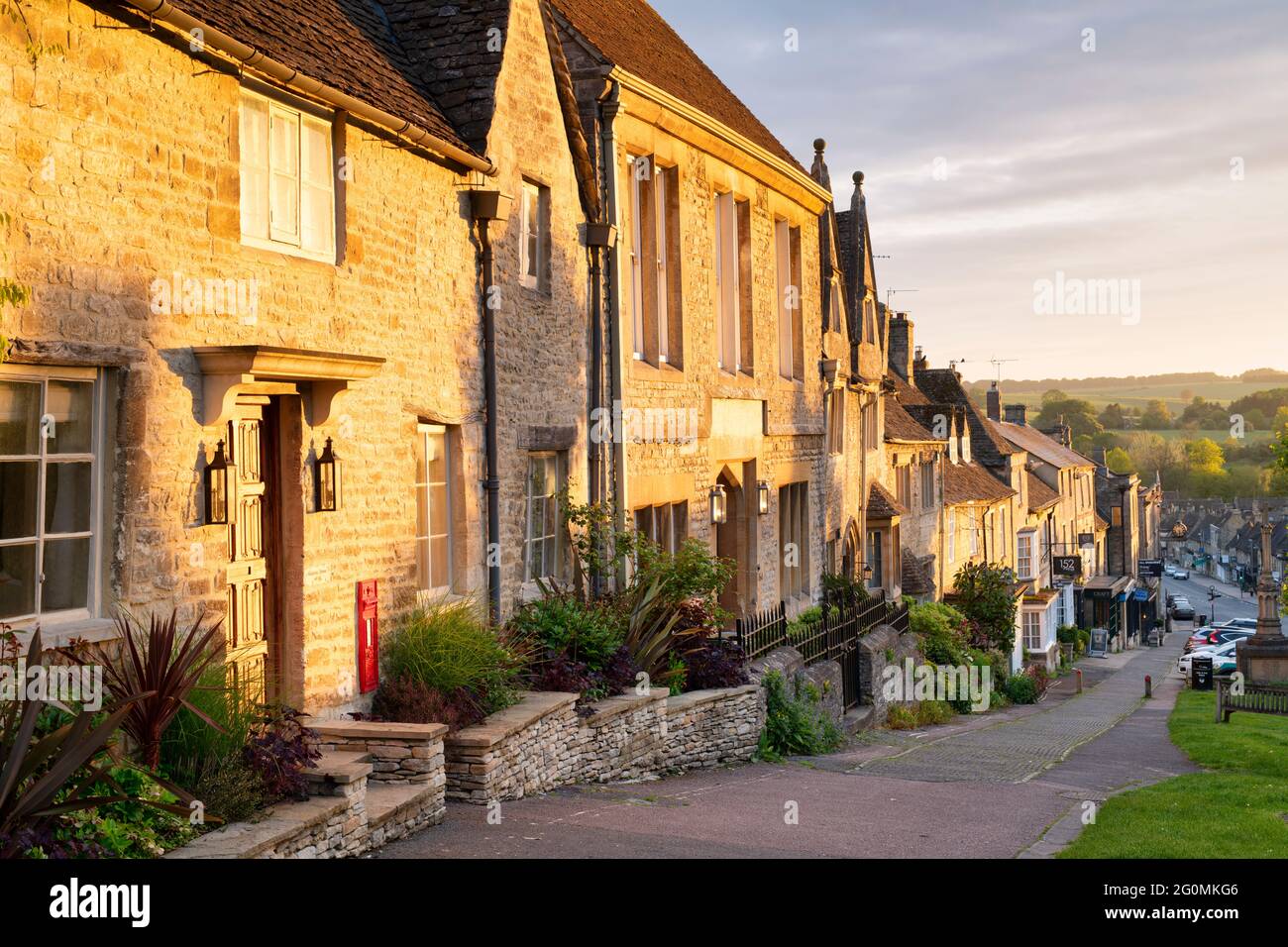 Old english street light hi-res stock photography and images - Alamy
