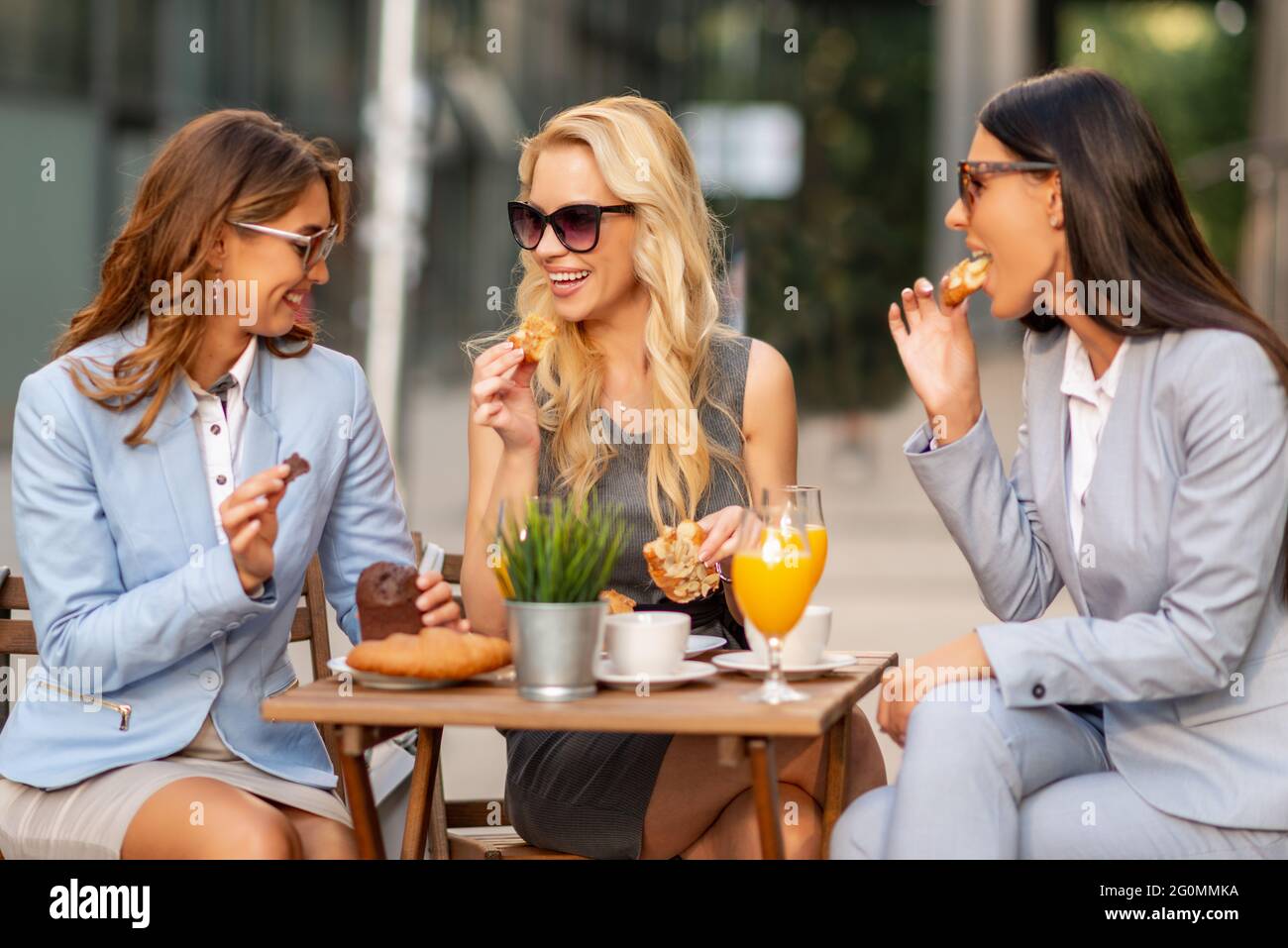 Business colleagues having lunch and discussing about work in cafe ...