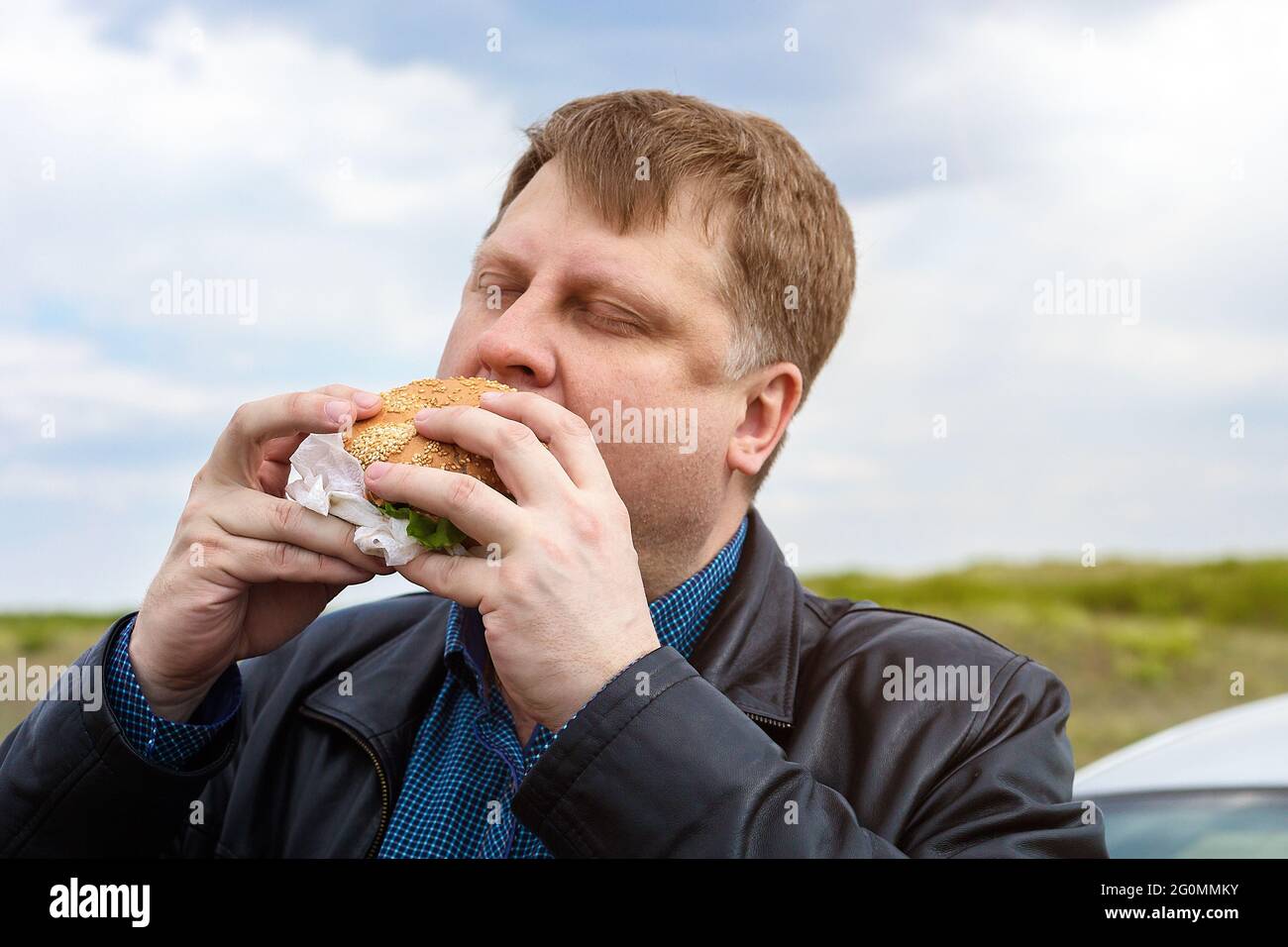 Eats tall grass hi-res stock photography and images - Alamy