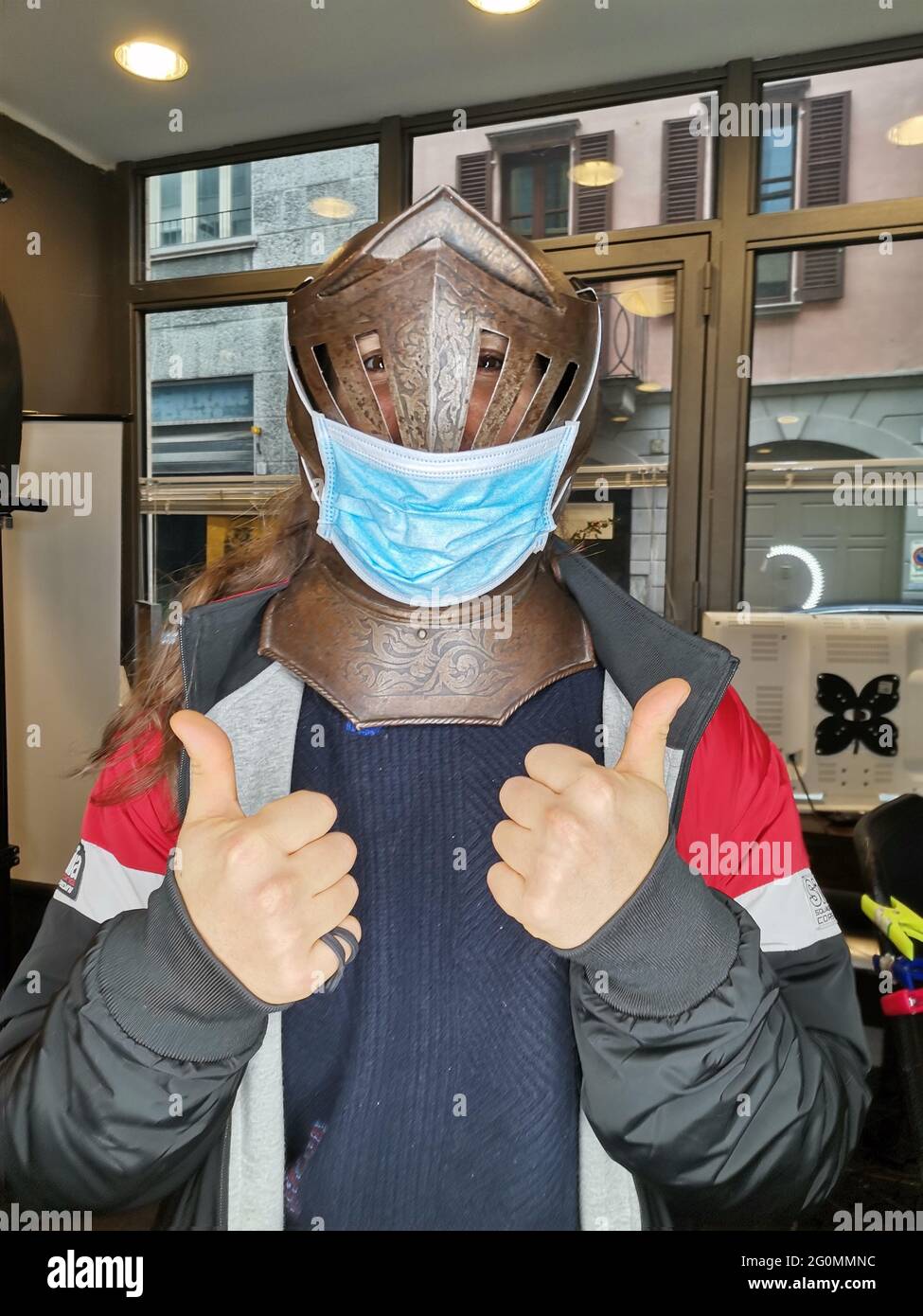 Person wearing medieval armor hi-res stock photography and images - Alamy