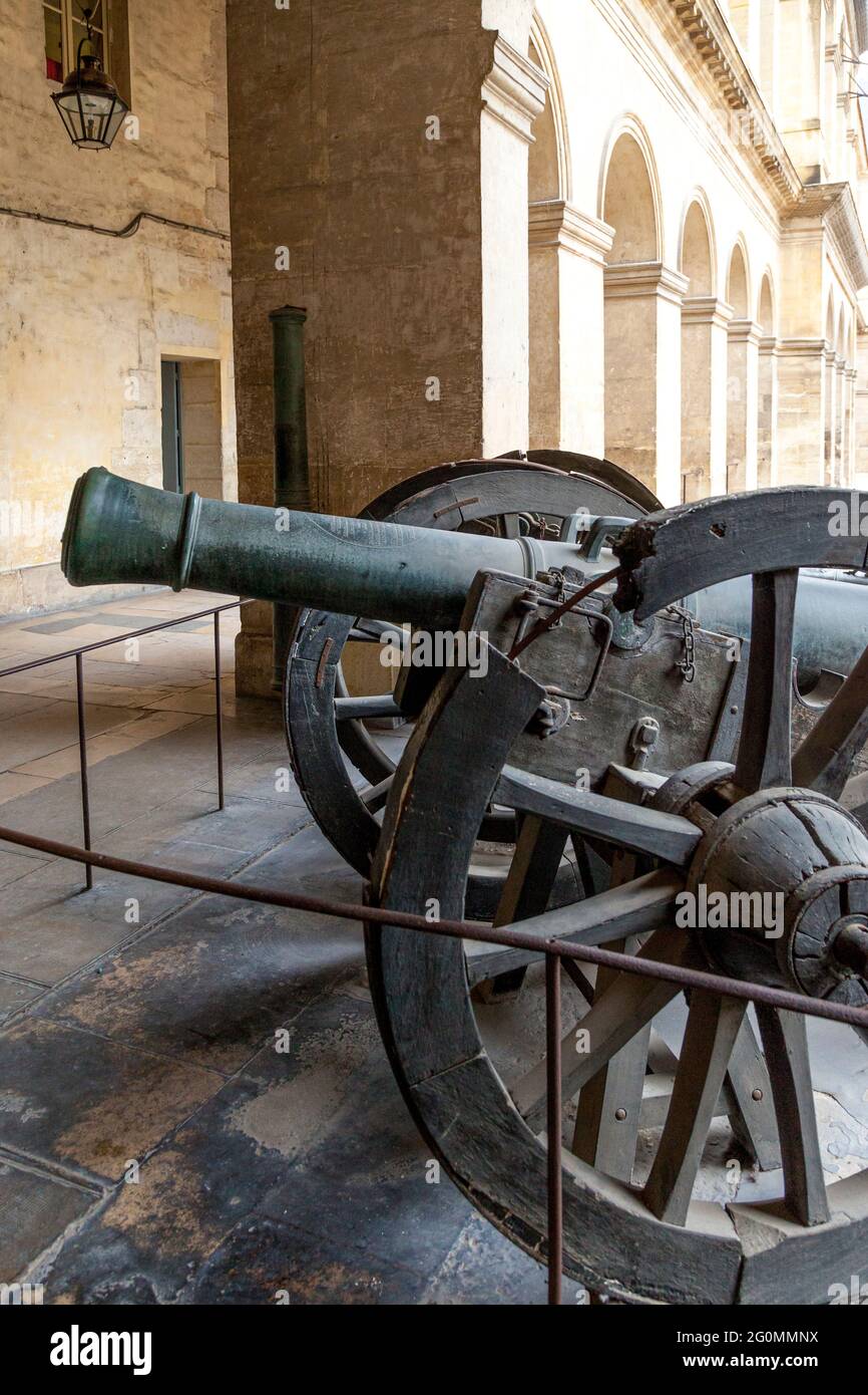 Paris invalides cannon artillery hi-res stock photography and images ...