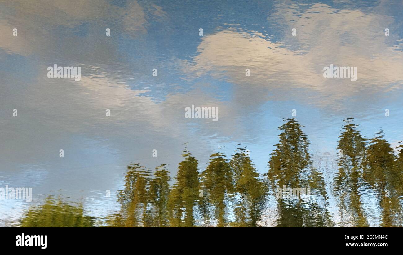 Water reflection scenery hi-res stock photography and images - Alamy