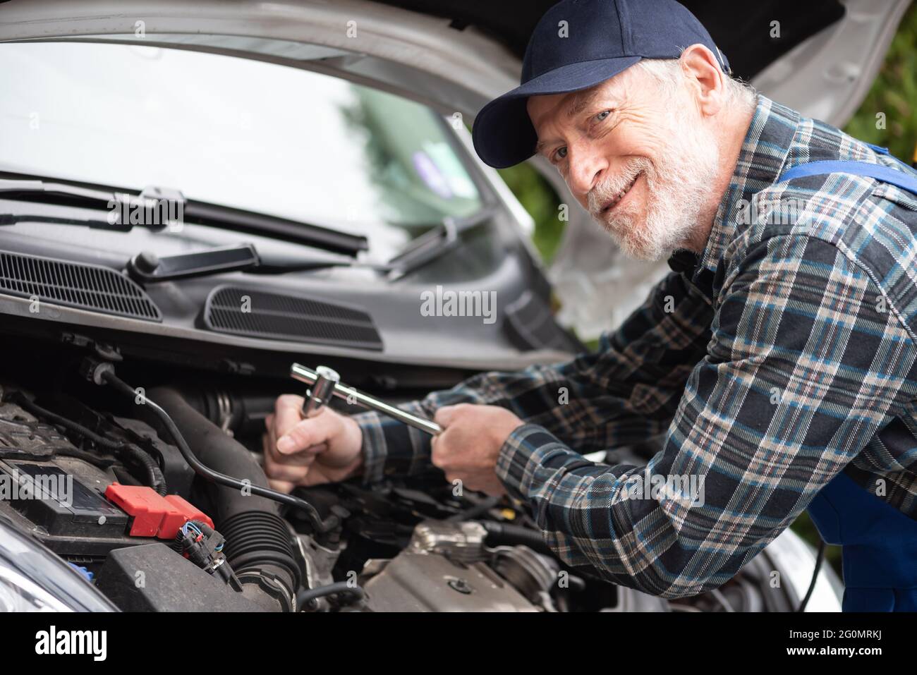 Car mechanic repairing a car engine Stock Photo - Alamy