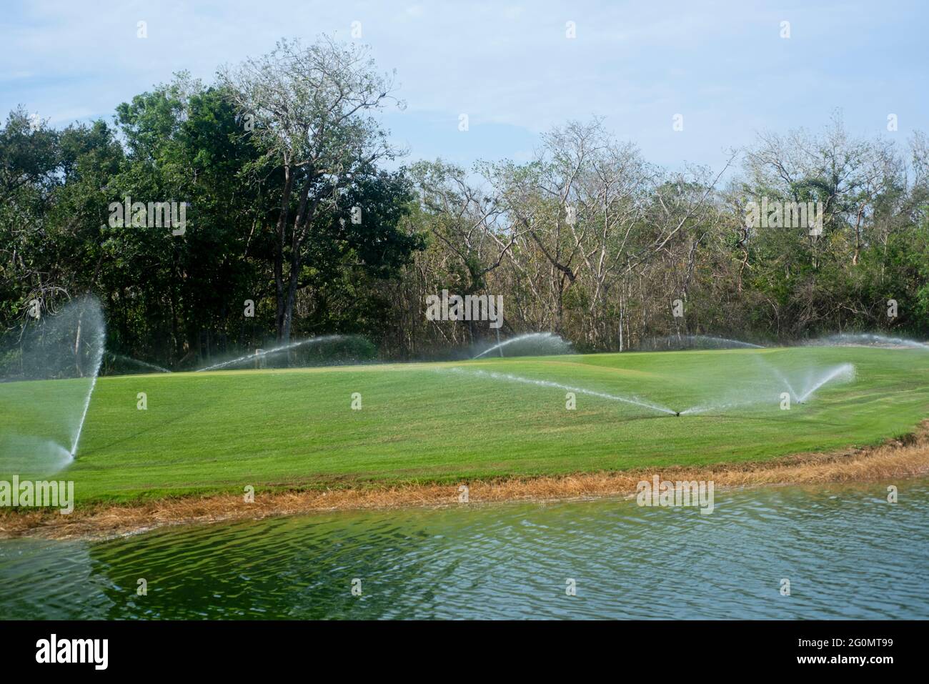 Man rain golf hi-res stock photography and images - Alamy