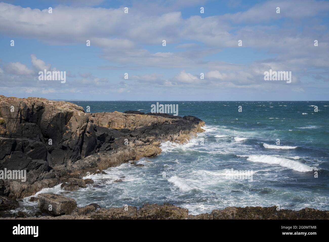 Waves crashing on the headland at Port na Ba on the Isle of Mull Stock ...